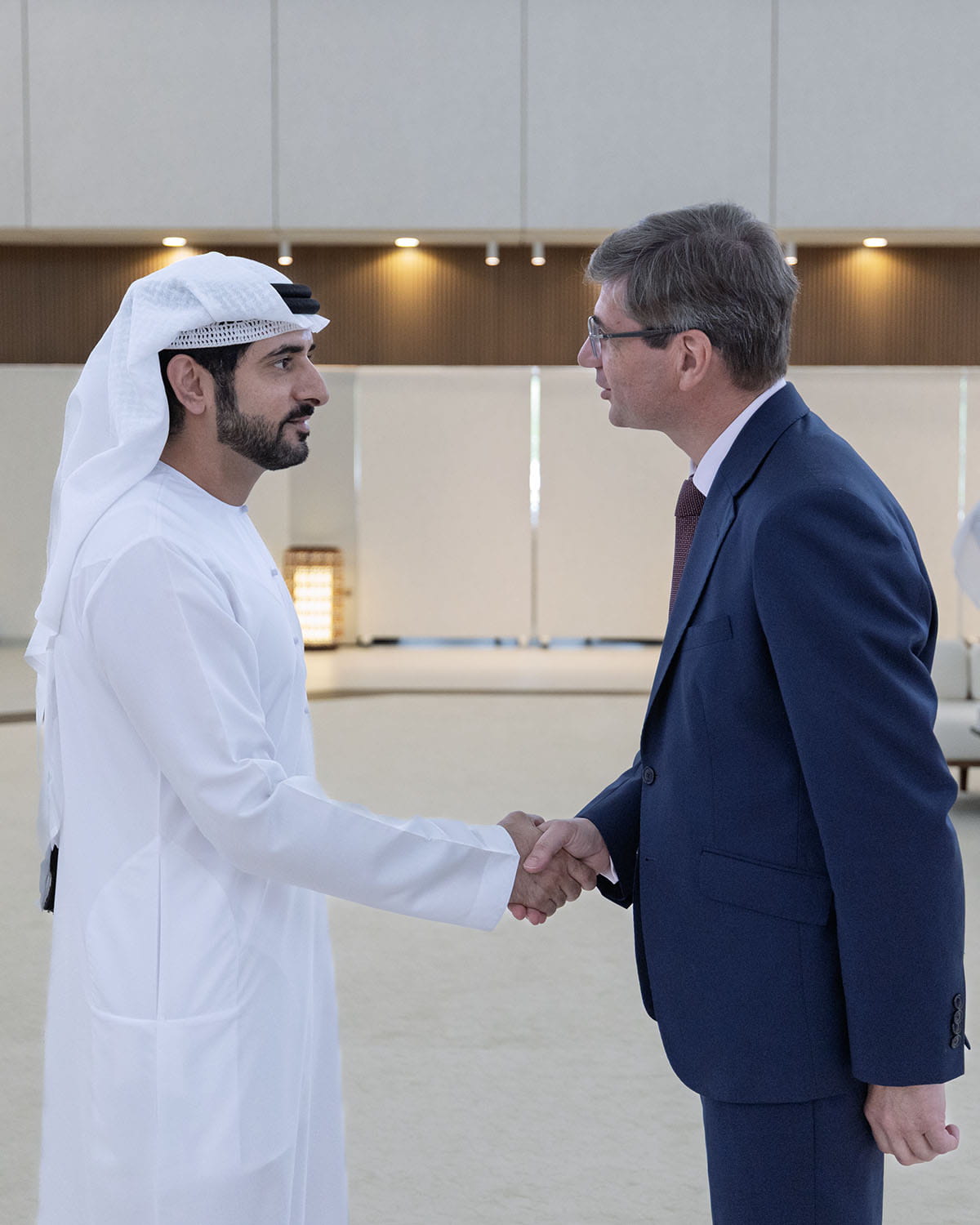 Hamdan bin Mohammed meets with local dignitaries and senior officials ...