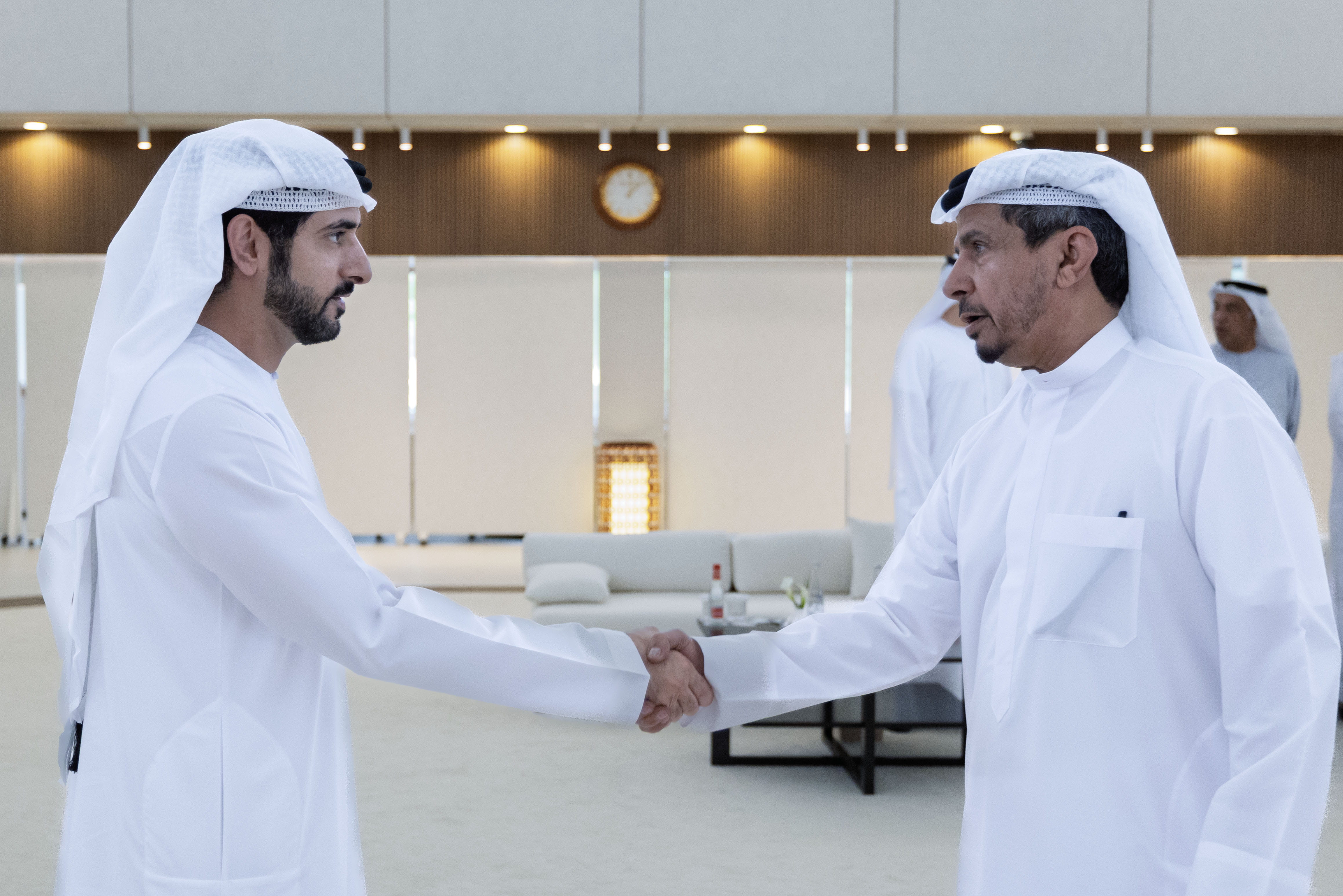Hamdan bin Mohammed meets with local dignitaries and senior officials ...