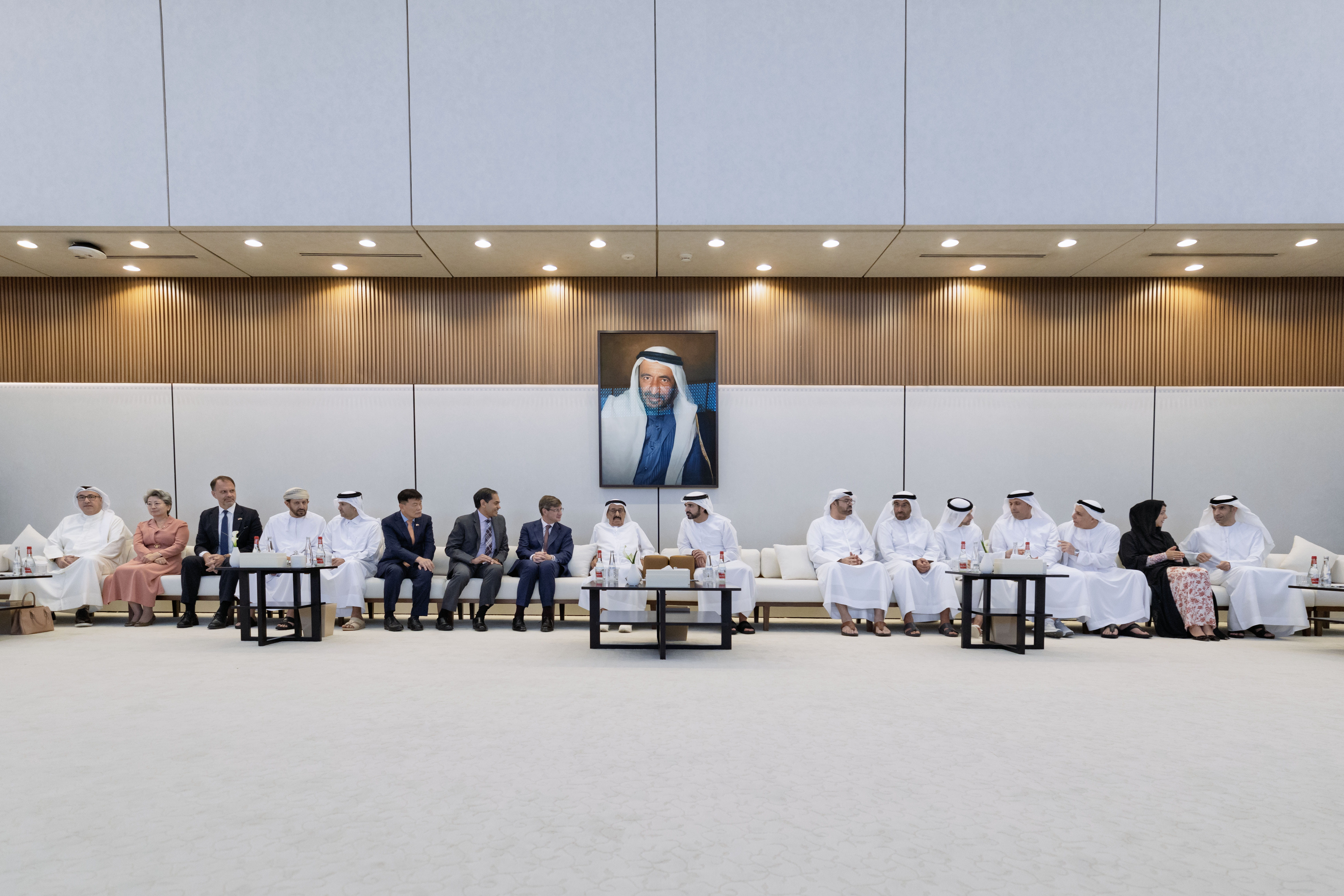 Hamdan bin Mohammed meets with local dignitaries and senior officials ...