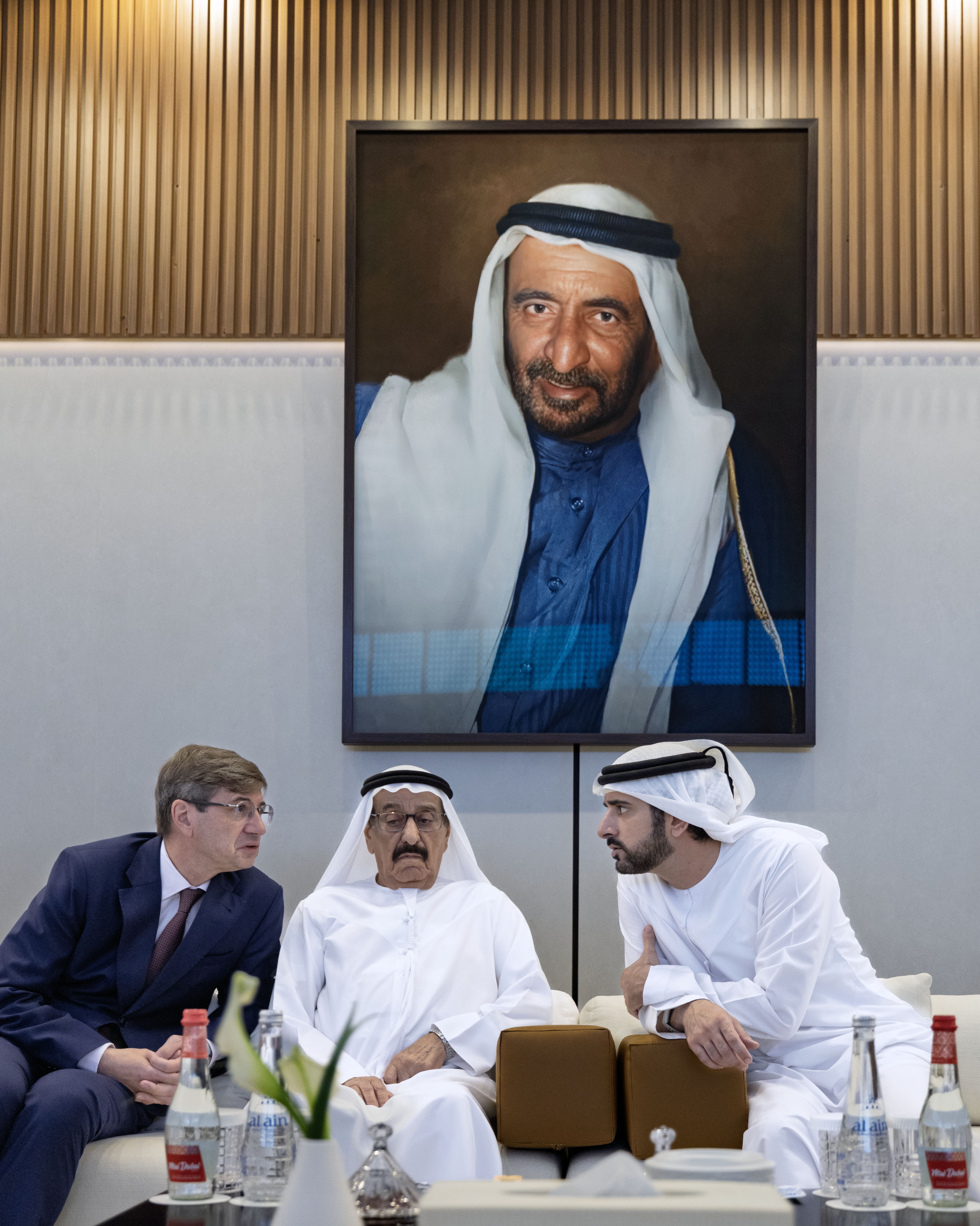 Hamdan bin Mohammed meets with local dignitaries and senior officials ...